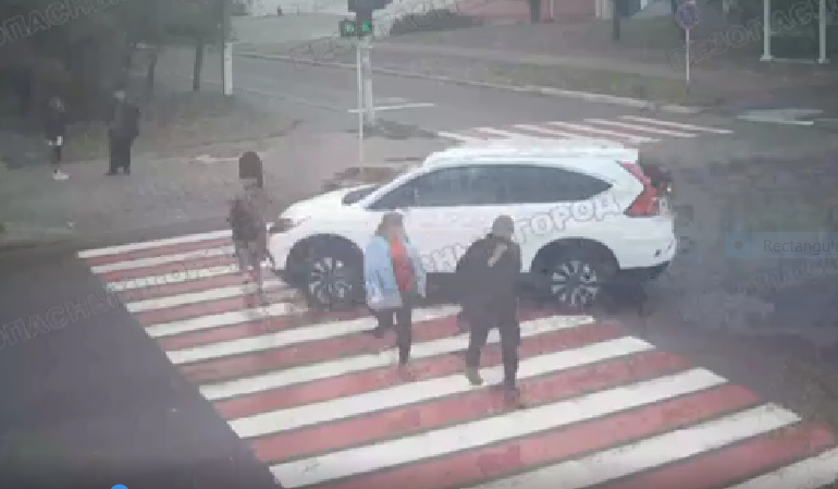O femeie, tamponată pe o trecere de pietoni. Victima traversa strada ...